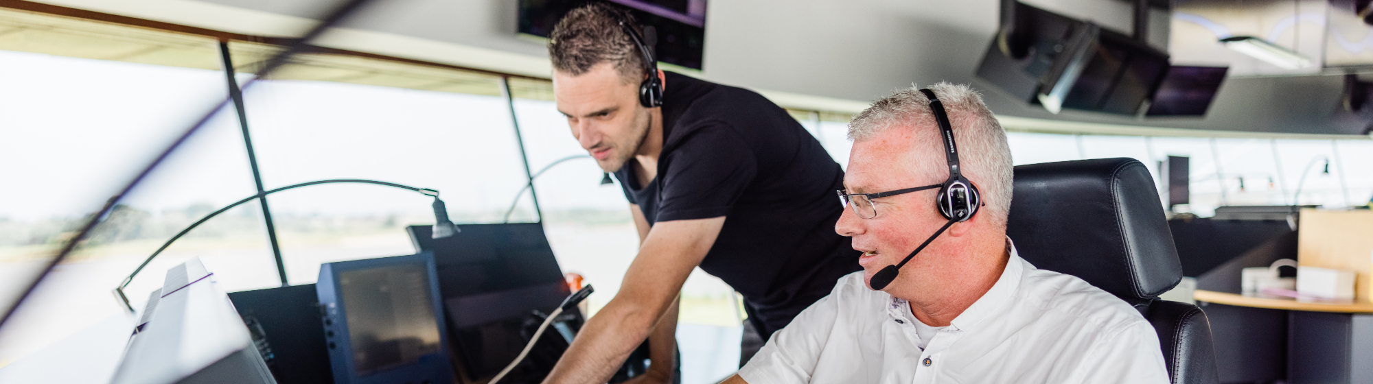 Jaap van der Veen en Roy Kint, verkeersleiders scheepvaart